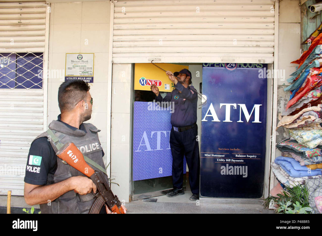 Bank security guards hi-res stock photography and images - Alamy