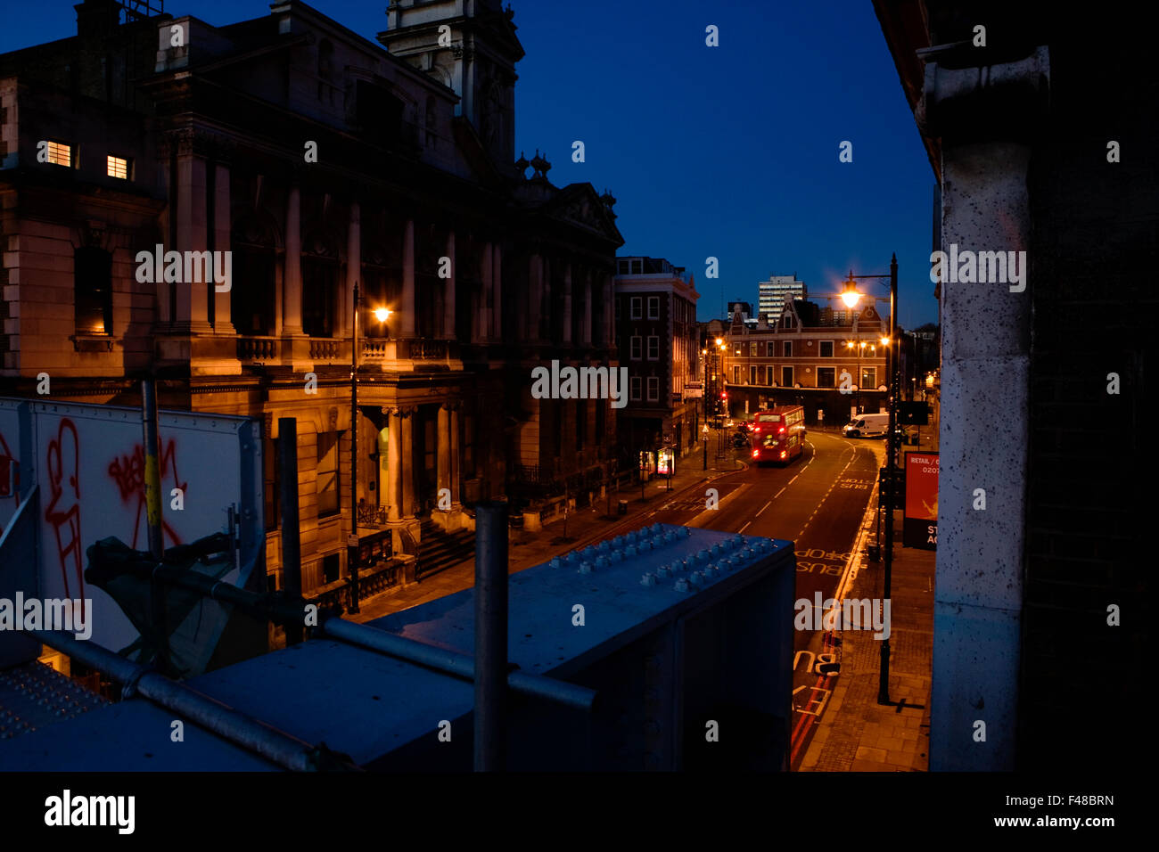 London bridge street night image hi-res stock photography and images ...