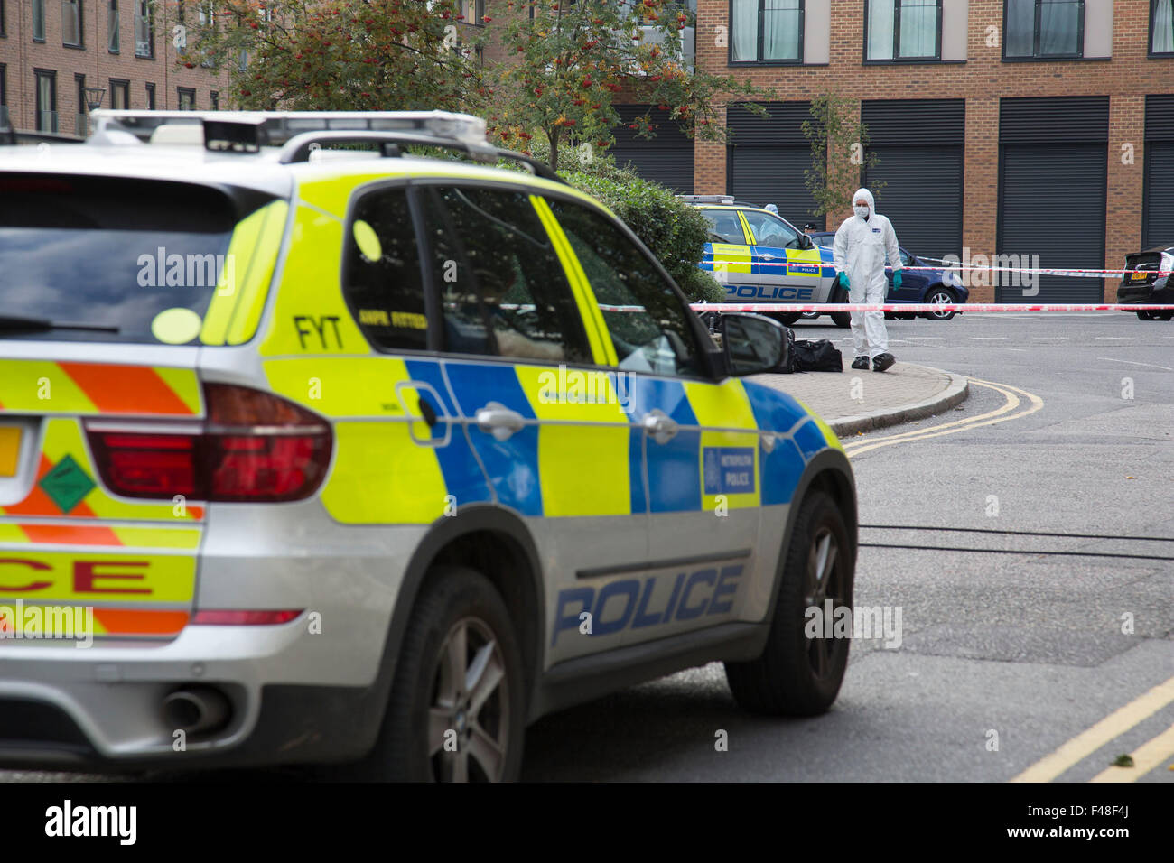 Hackney, London, UK. 15th October, 2015. Forensics team at the crime ...