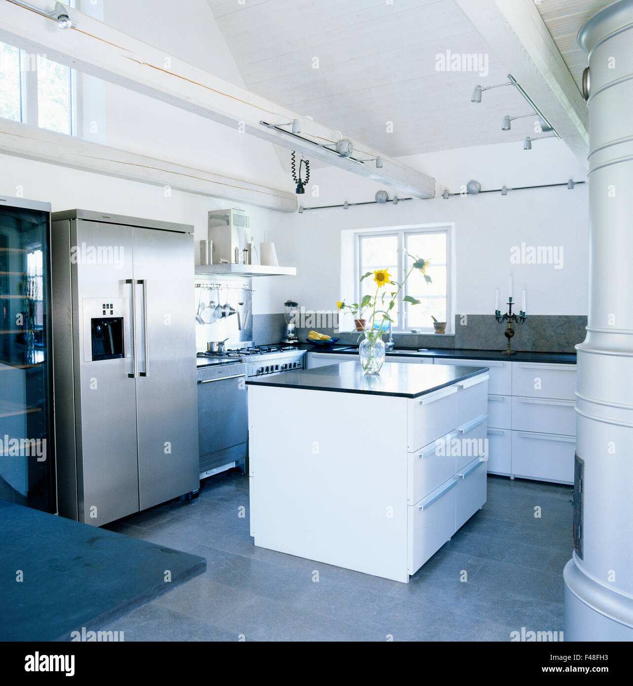 Modern white goods hi-res stock photography and images - Alamy