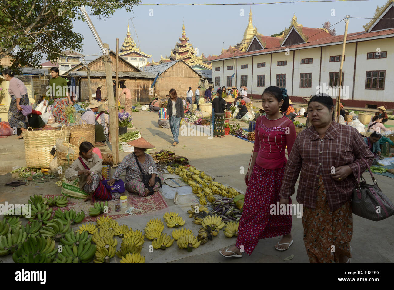 ASIA MYANMAR NYAUNGSHWE INLE LAKE MARKET Stock Photo - Alamy