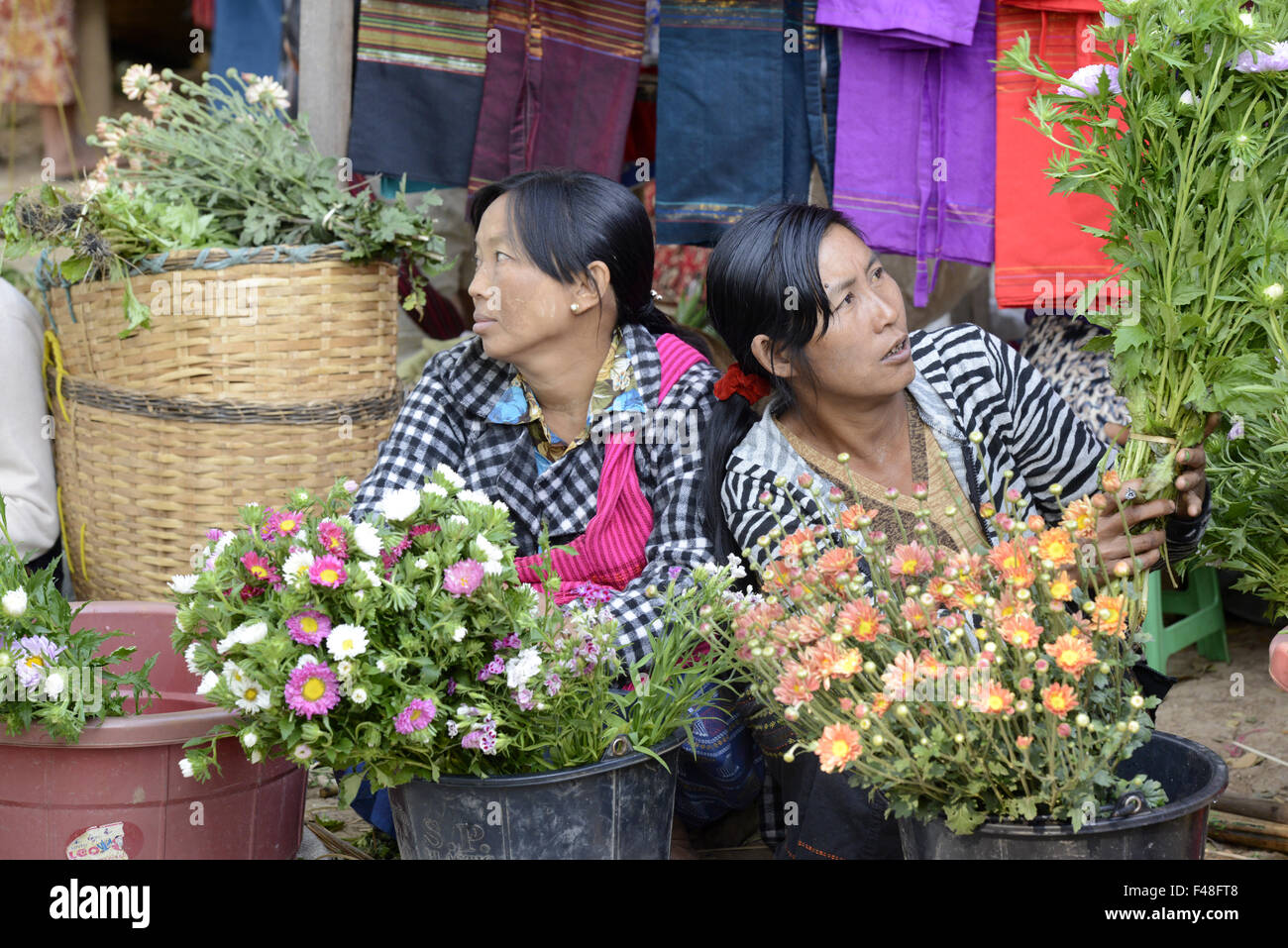 ASIA MYANMAR NYAUNGSHWE WEAVING FACTORY Stock Photo - Alamy
