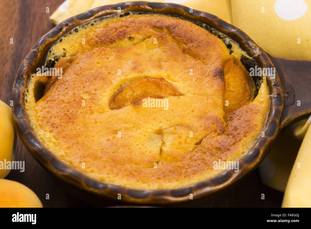 Round cake quarters hi-res stock photography and images - Alamy