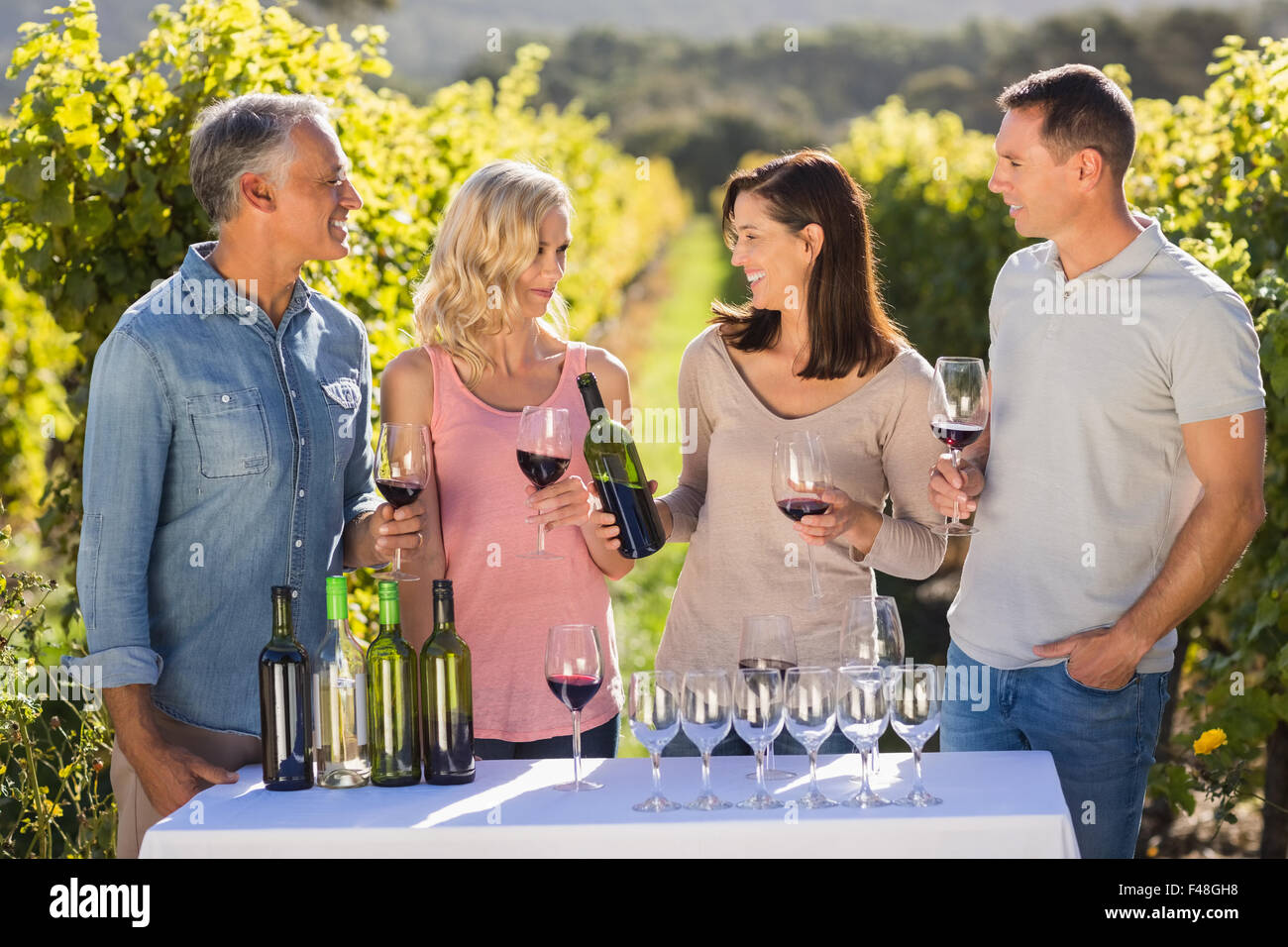 Group talking hi-res stock photography and images - Alamy