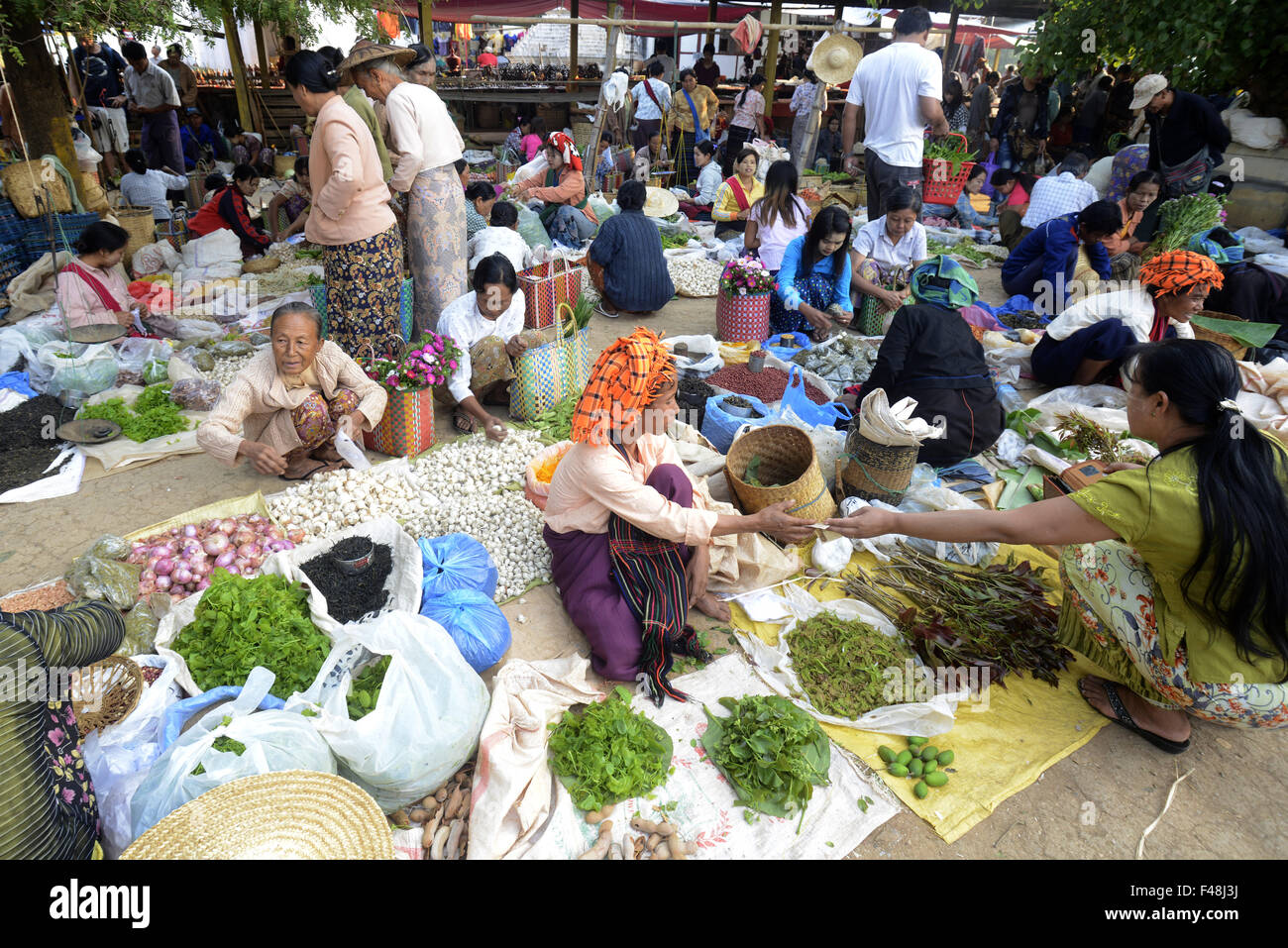 ASIA MYANMAR NYAUNGSHWE WEAVING FACTORY Stock Photo - Alamy