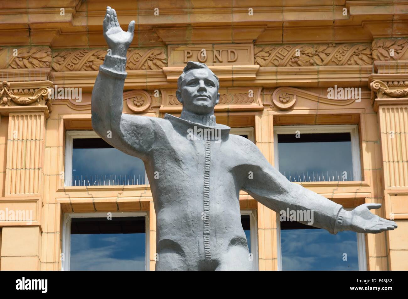 Statue of Yuri gagarin waving Stock Photo - Alamy