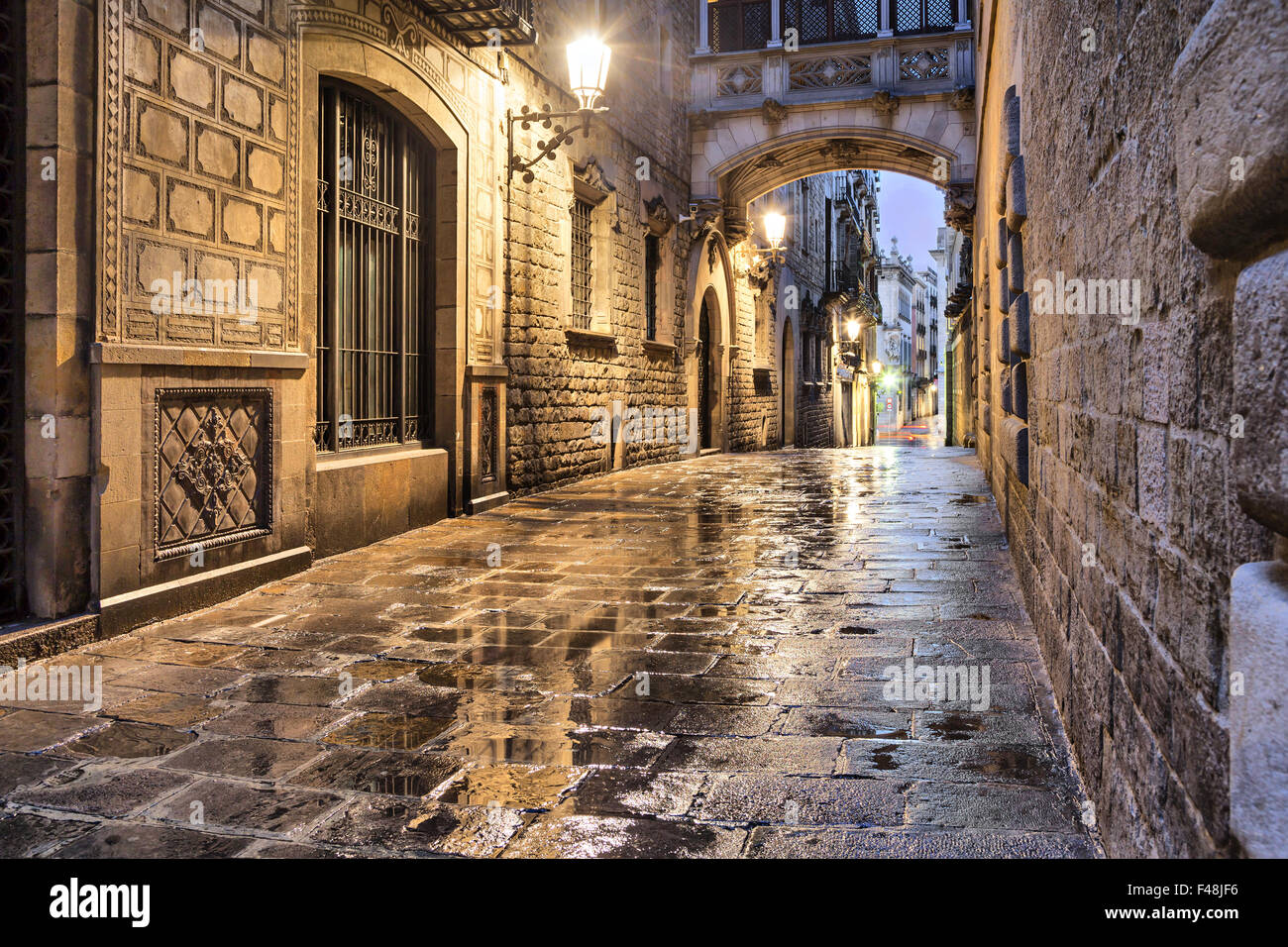 Dark gothic architecture hi-res stock photography and images - Alamy