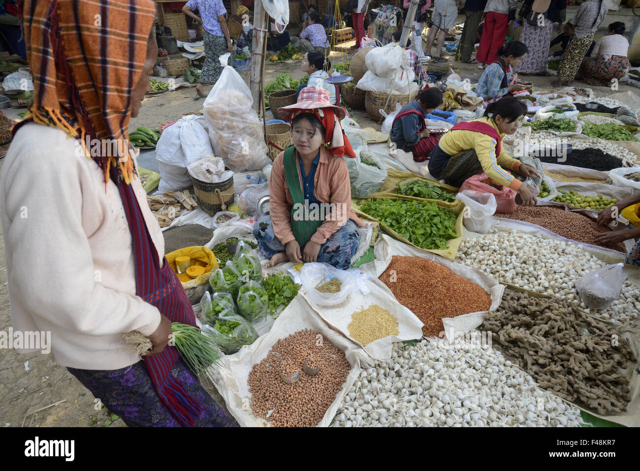 ASIA MYANMAR NYAUNGSHWE WEAVING FACTORY Stock Photo - Alamy