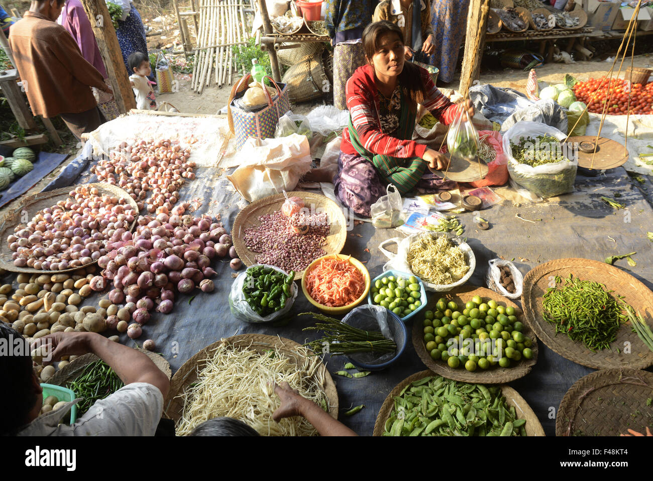 ASIA MYANMAR NYAUNGSHWE WEAVING FACTORY Stock Photo - Alamy