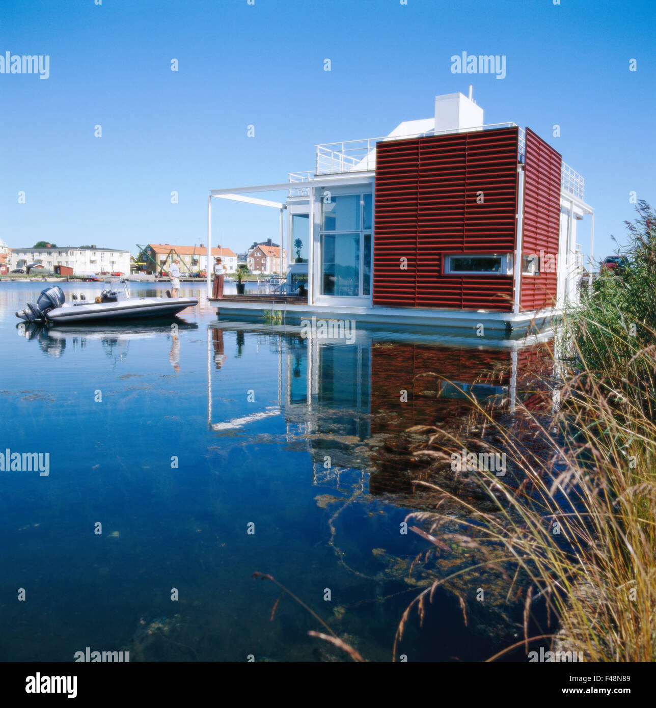 A modern houseboat Stock Photo - Alamy
