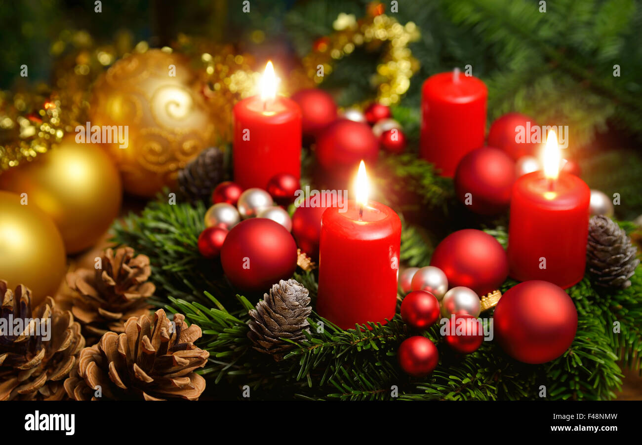 Lit advent wreath hi-res stock photography and images - Alamy