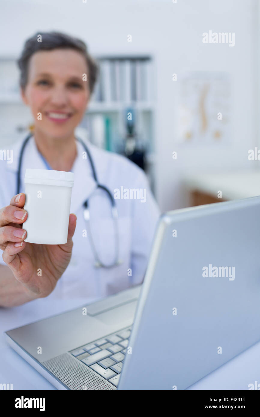 Female doctor holding a box of pills Stock Photo - Alamy