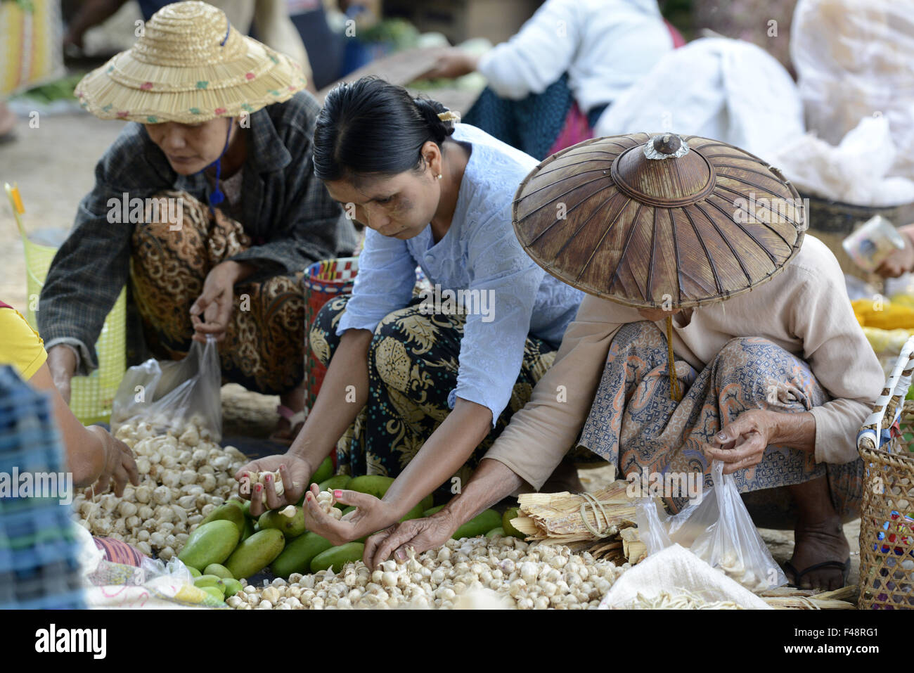 ASIA MYANMAR NYAUNGSHWE WEAVING FACTORY Stock Photo - Alamy