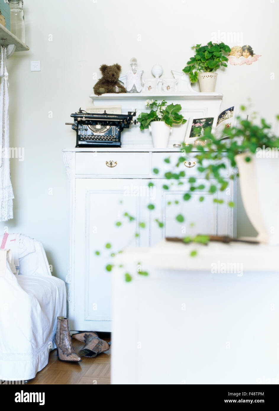 Chest of drawers hi-res stock photography and images - Alamy