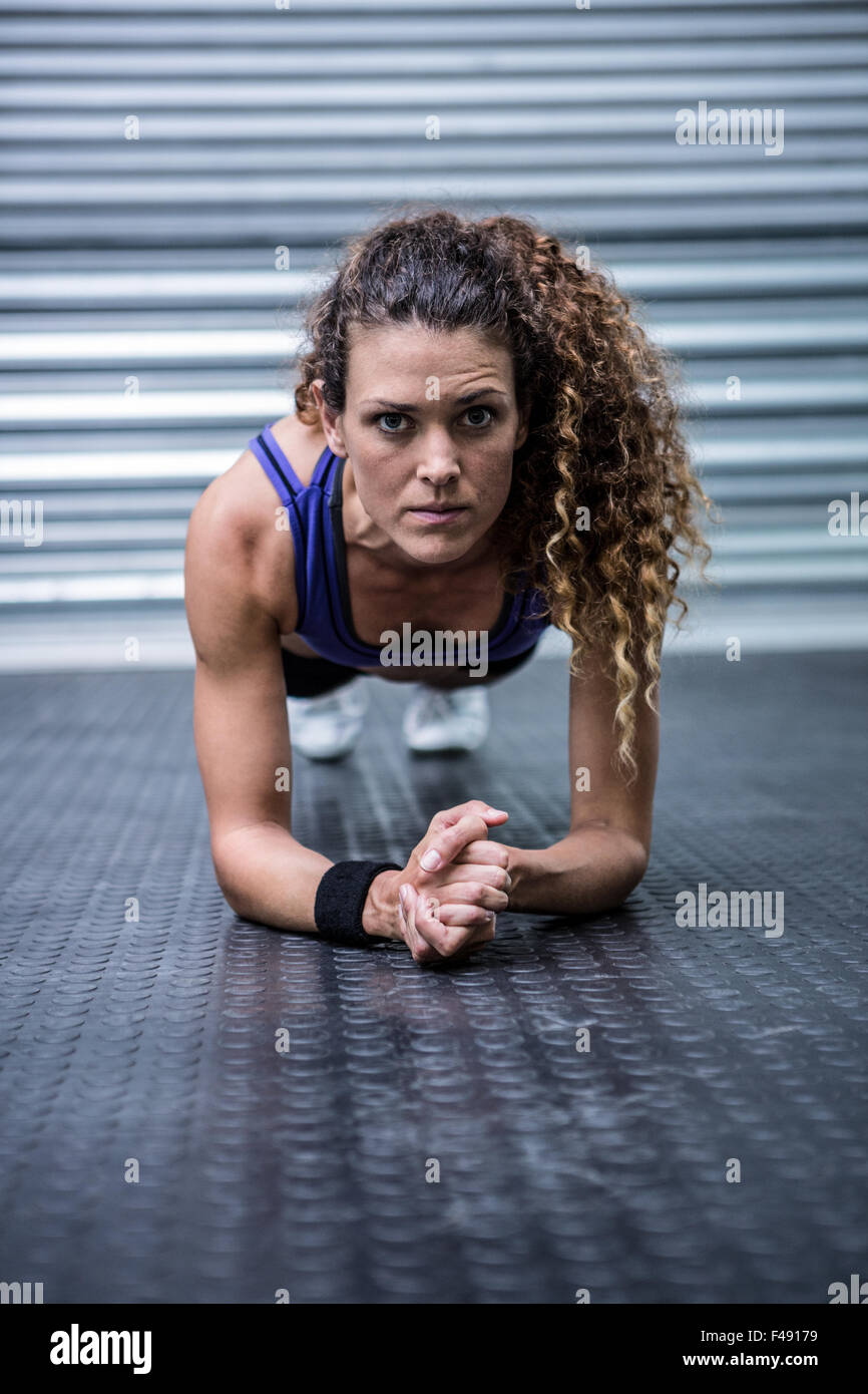 Portrait of muscular woman doing push-ups Stock Photo - Alamy