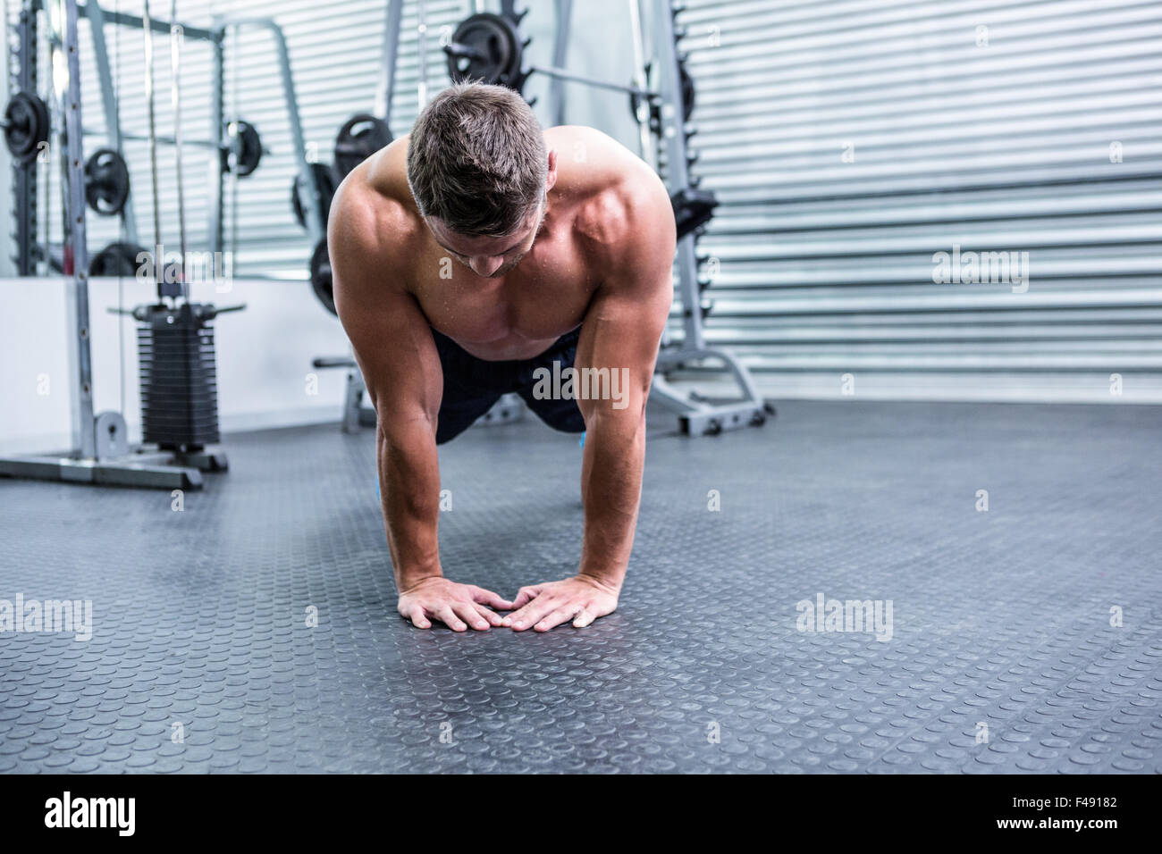Muscular man doing push-ups Stock Photo - Alamy