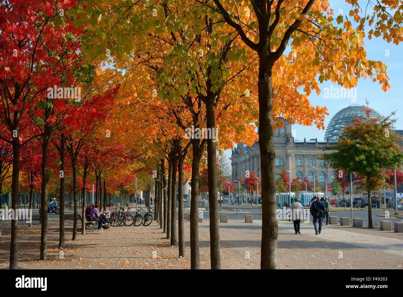 Autumn foliage in front of the Reichstag building, Berlin, Germany ...
