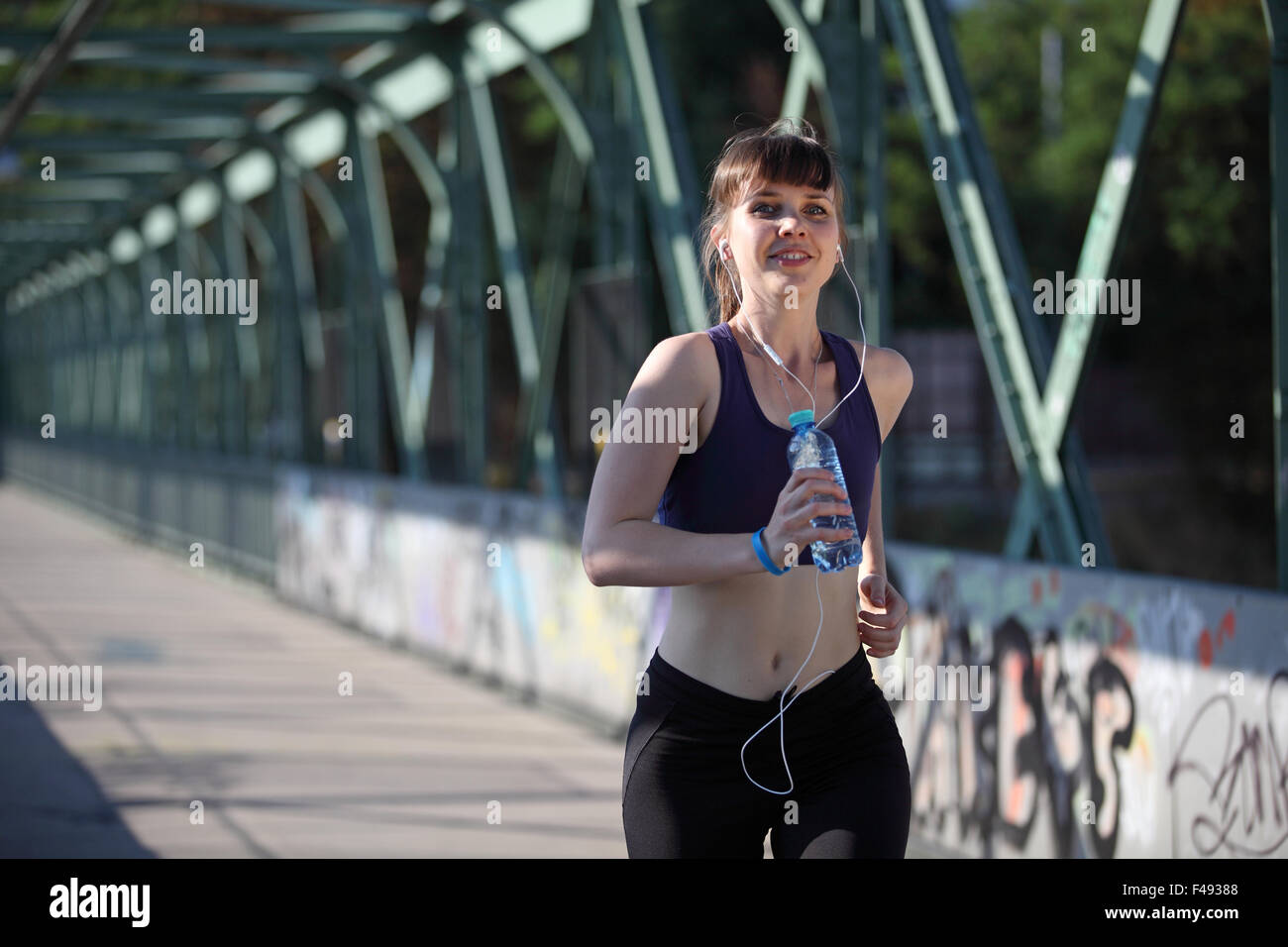 Portrait einer jungen Frau beim Sport Stock Photo - Alamy