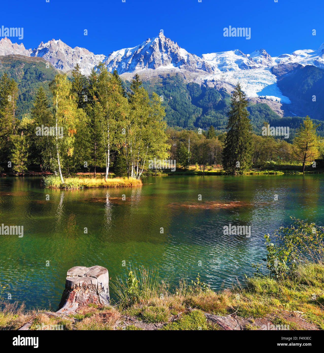 Cold lake hi-res stock photography and images - Alamy