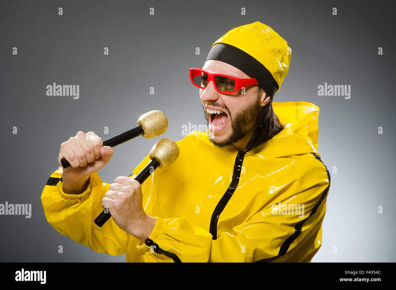 Man wearing yellow suit with mic Stock Photo - Alamy