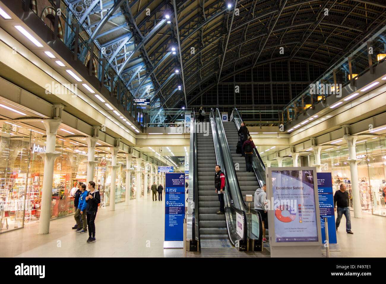 Shops st pancras international railway hi-res stock photography and ...