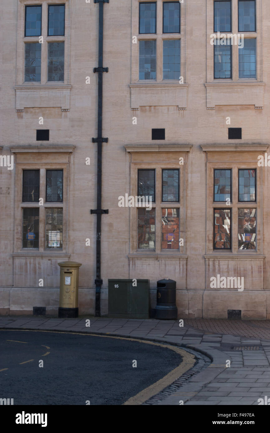 Golden post box hi-res stock photography and images - Alamy