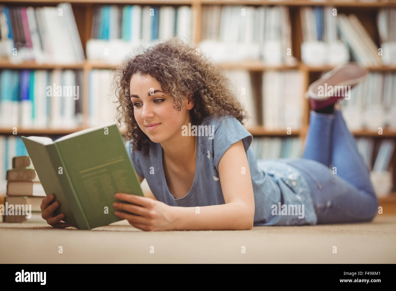 Girl reading book library floor hi-res stock photography and images - Alamy