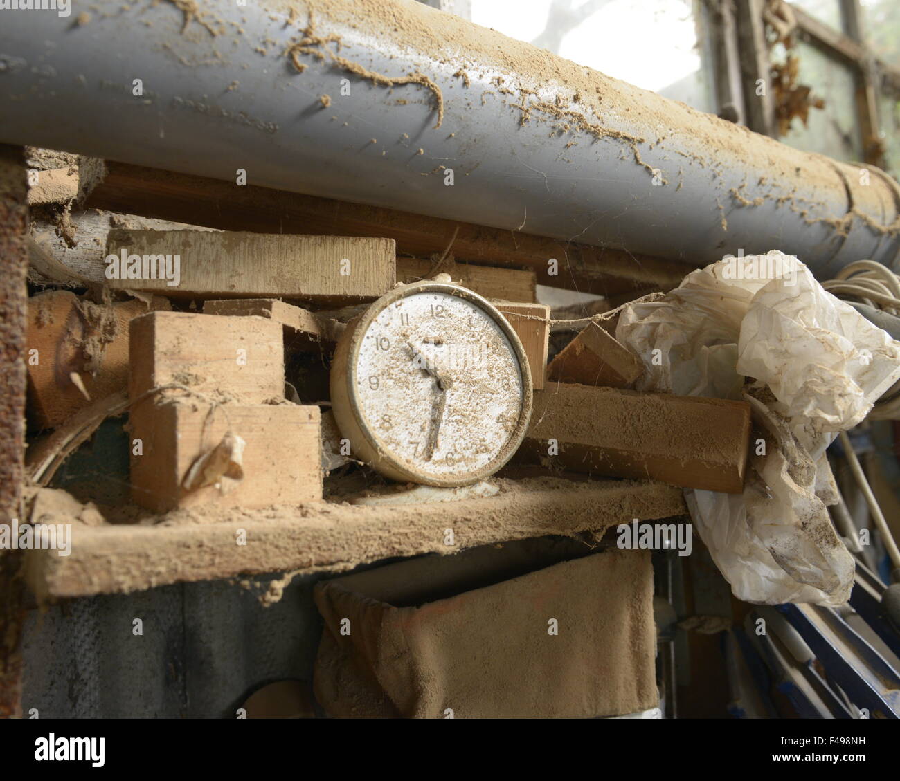 Old dusty clock hi-res stock photography and images - Alamy