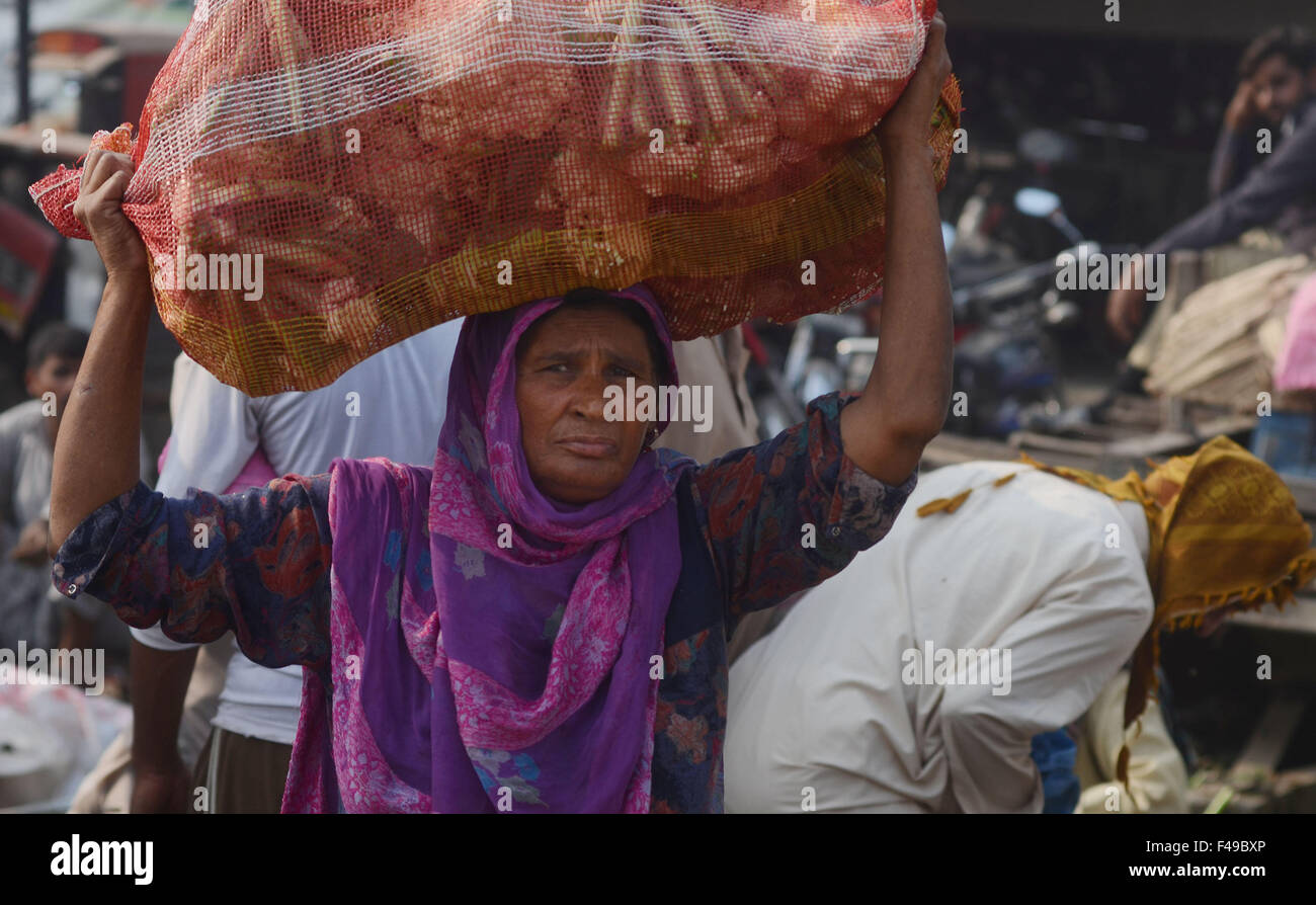 Pakistani women working in agricultural hi-res stock photography and ...