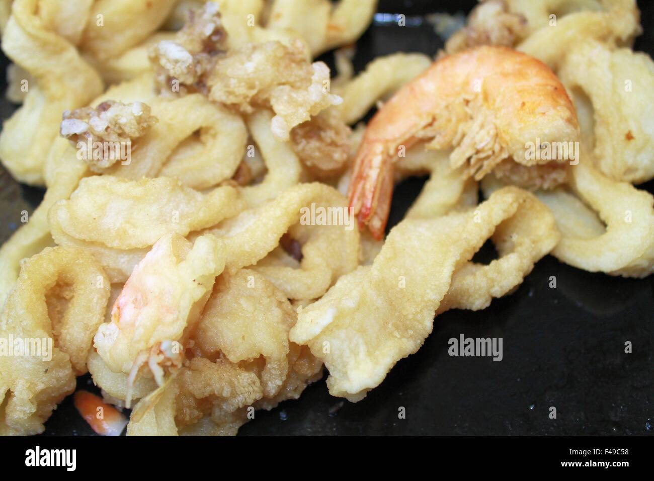 mixture of fried fish with rings of squid and shrimp Stock Photo - Alamy