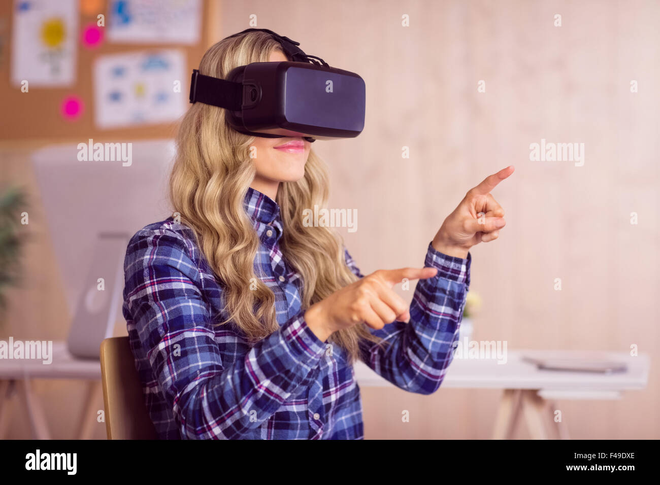 Oculus rift woman hi-res stock photography and images - Alamy