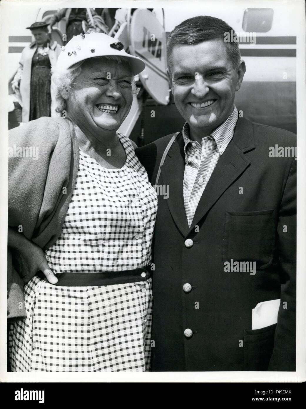 1972 - Broadway star, Peter Lind Hayes greets his mother, veteran ...