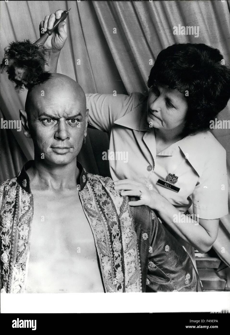 1975 - Yul gets the brush Off: Yul Brynner gets his famous bald head ...