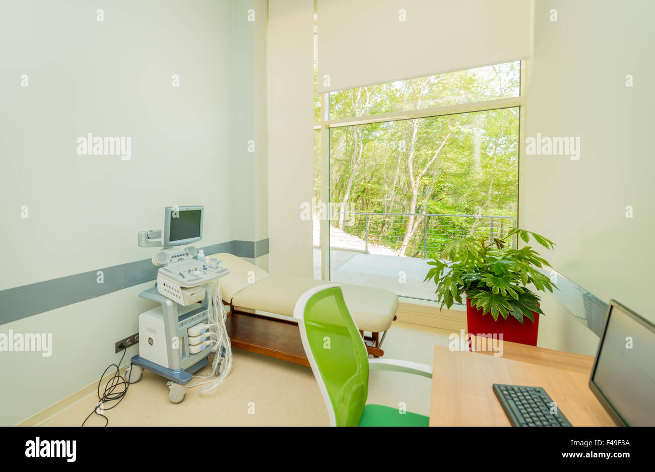 Ultrasound scanning equipment in the hospital Stock Photo - Alamy