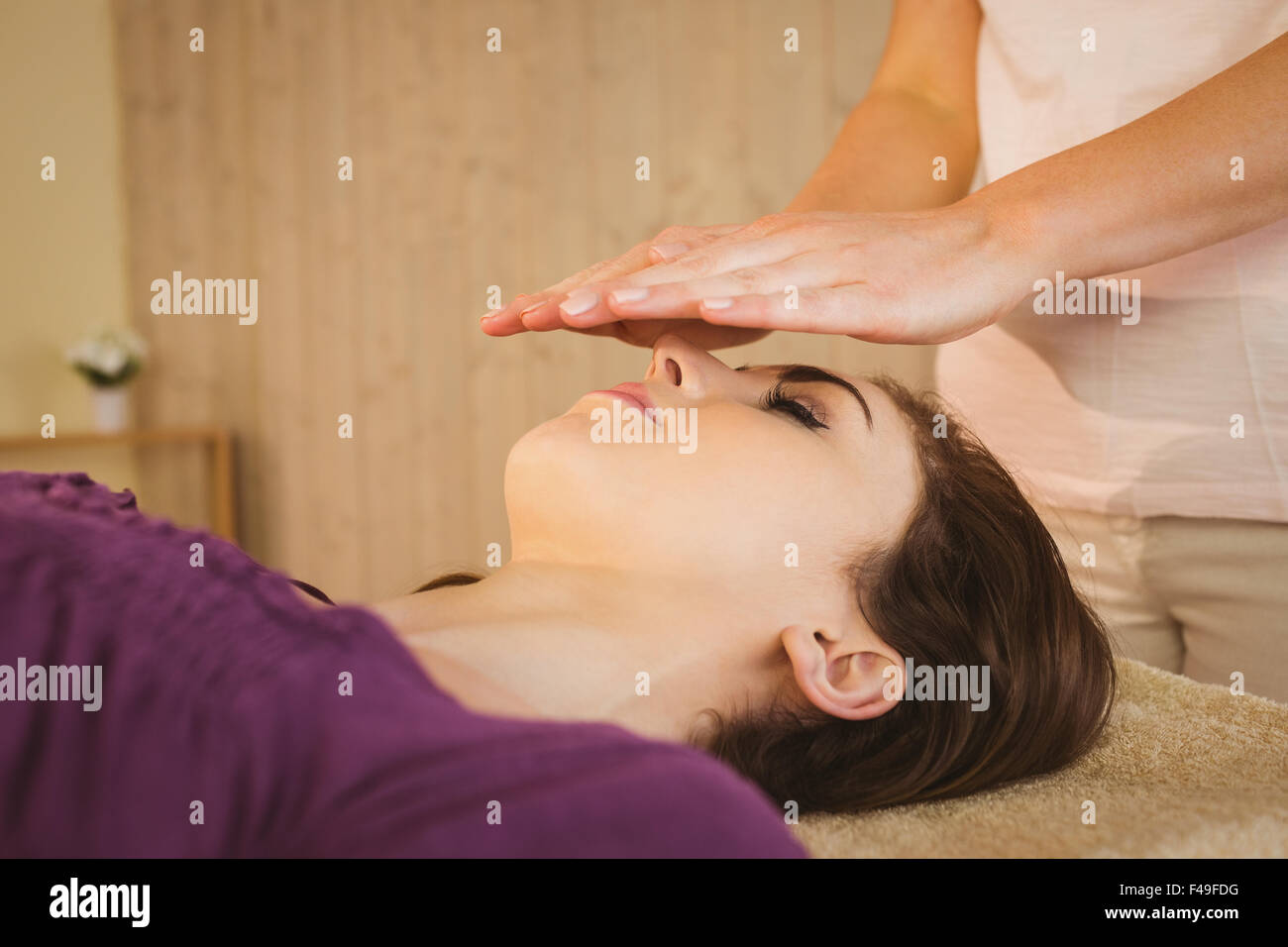 Young woman having a reiki treatment Stock Photo - Alamy