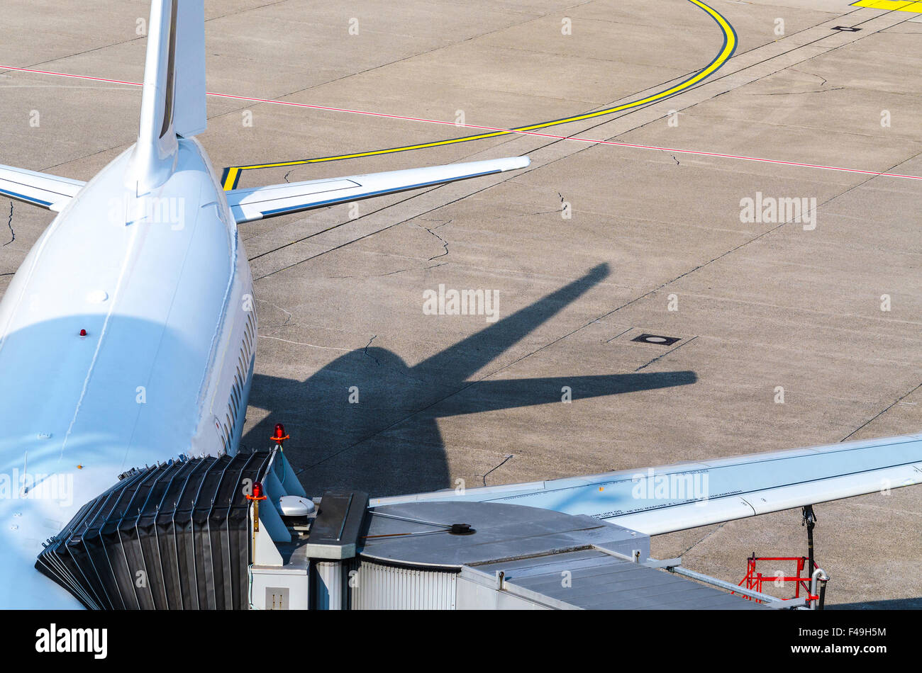Aircraft boarding gate hi-res stock photography and images - Alamy