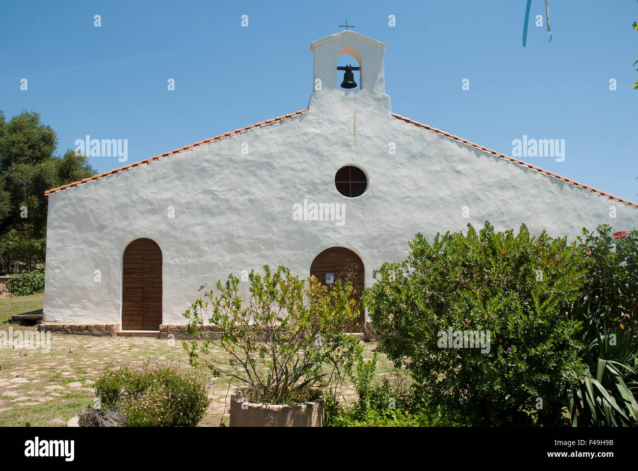 Simple white church hi-res stock photography and images - Alamy