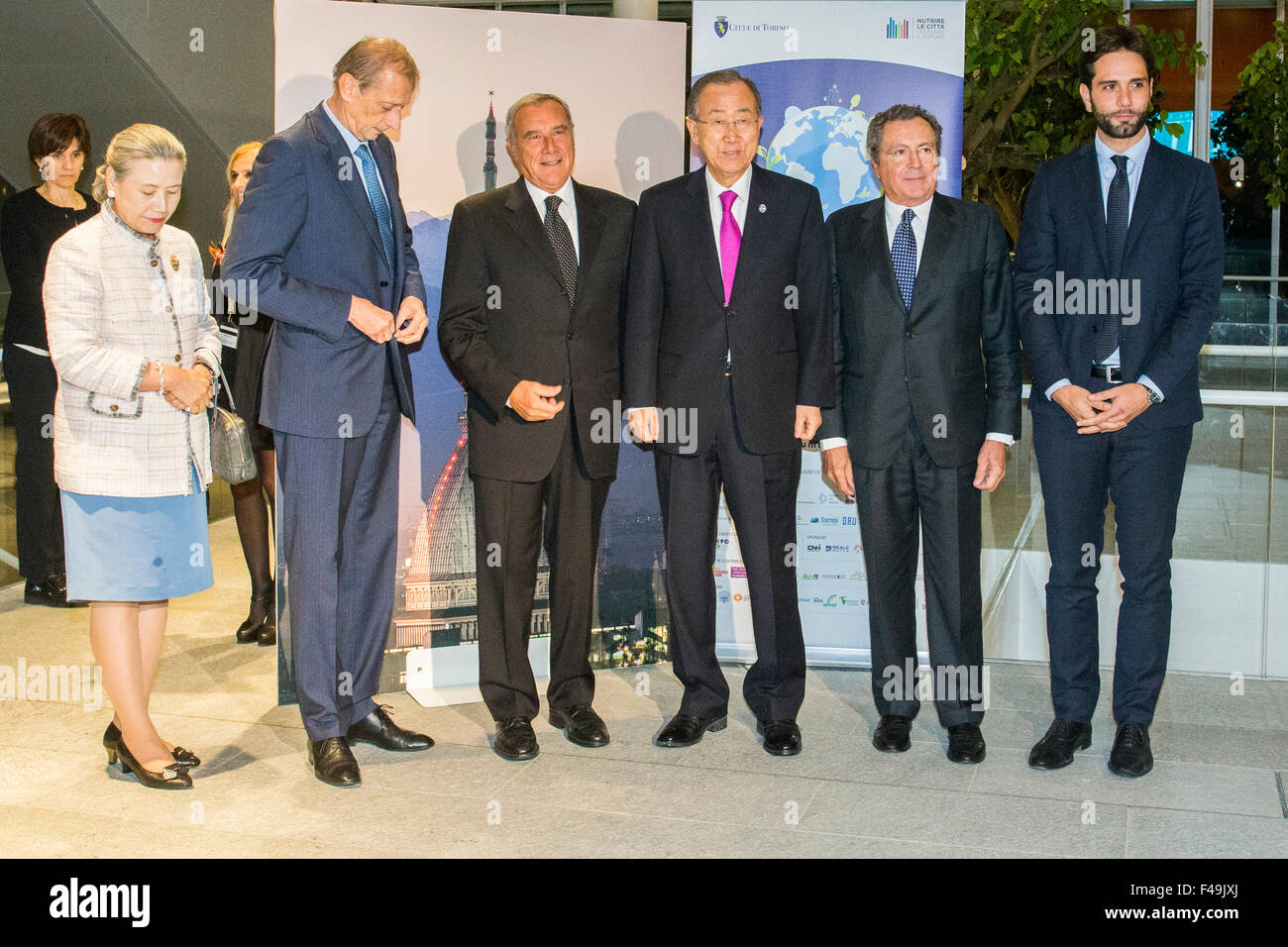 torino, Italy. 15th Oct, 2015. Yoo Soon-taek (1L), Piero Fassino (2L ...