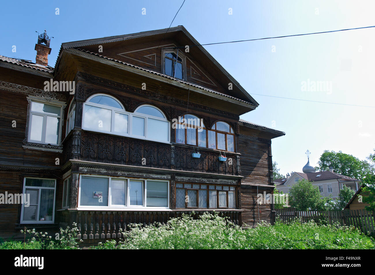 Russian carved frames of wooden houses Stock Photo - Alamy