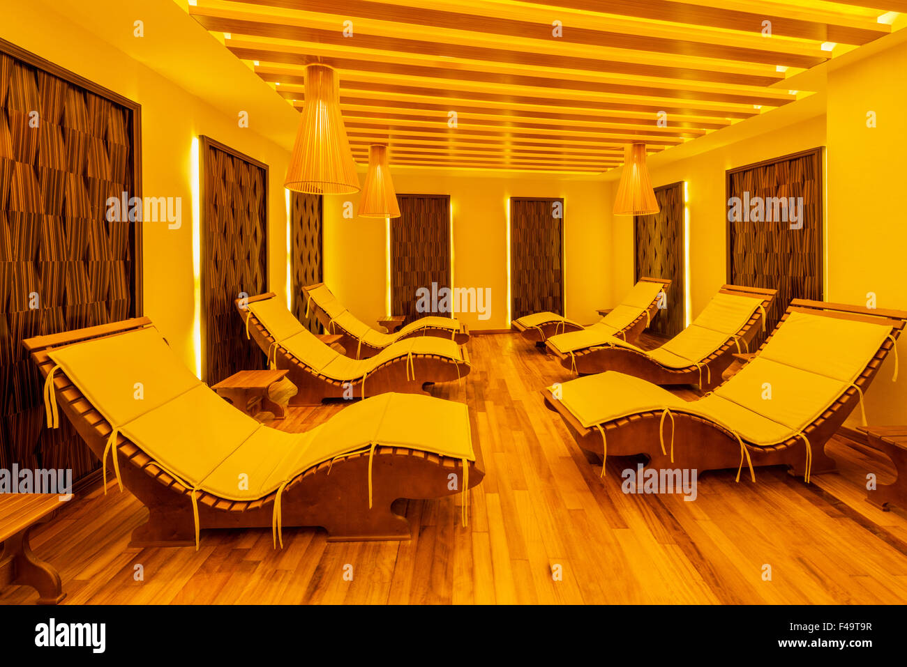 Spa massage beds at luxury hotel hi-res stock photography and images ...