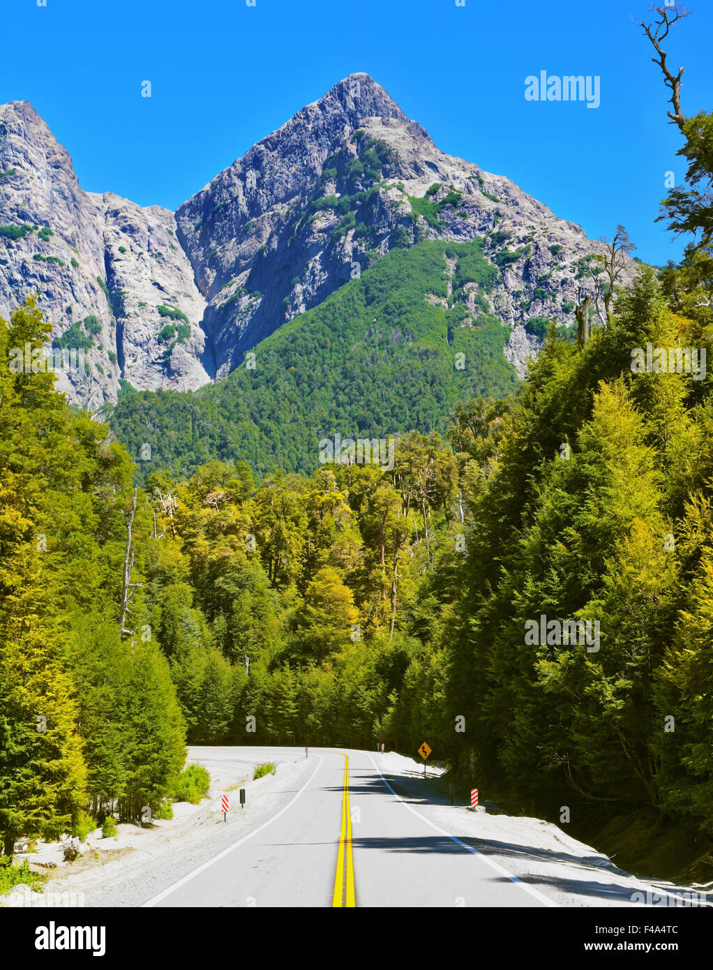 Highway with mountains hi-res stock photography and images - Alamy