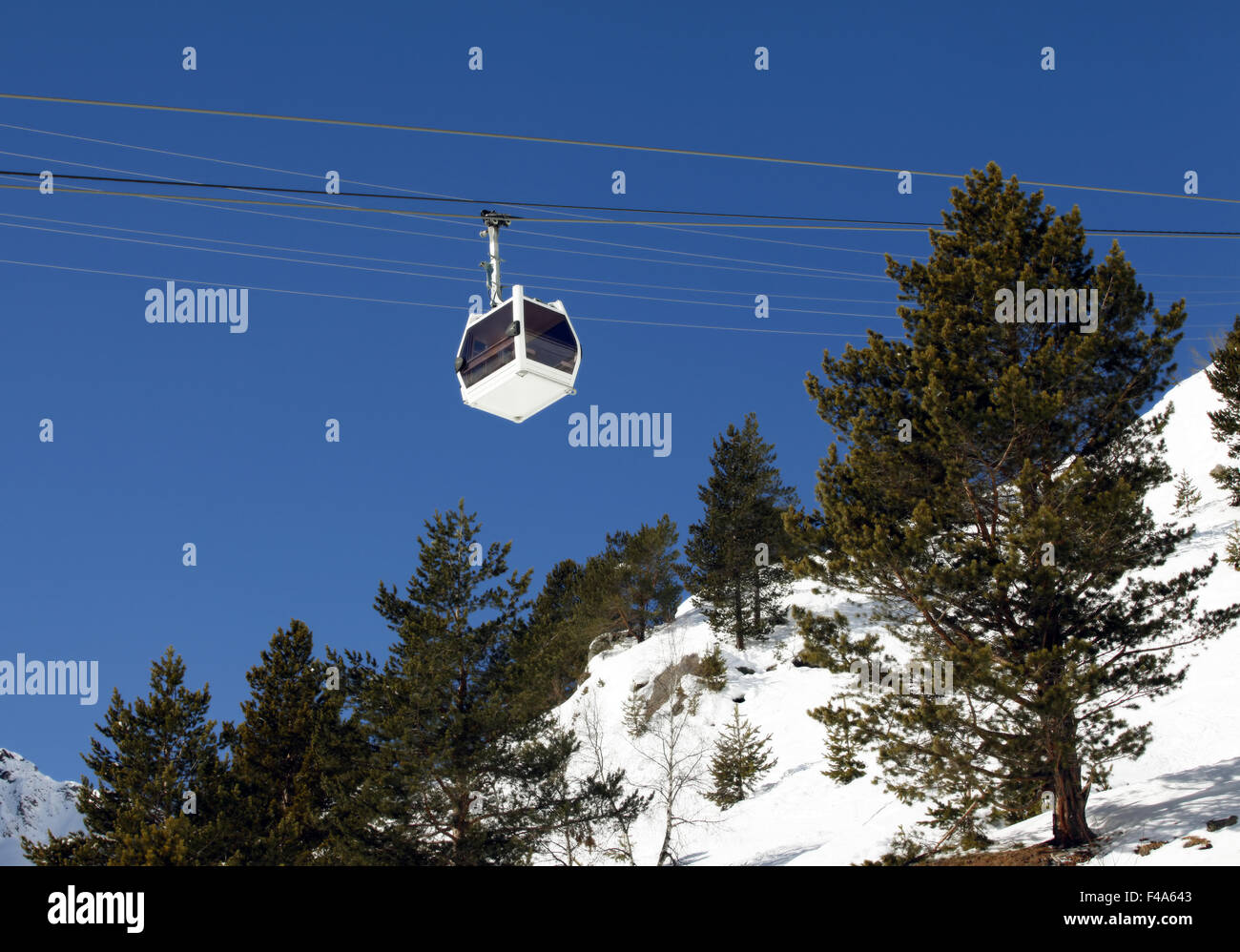 Skilift cabin hi-res stock photography and images - Alamy