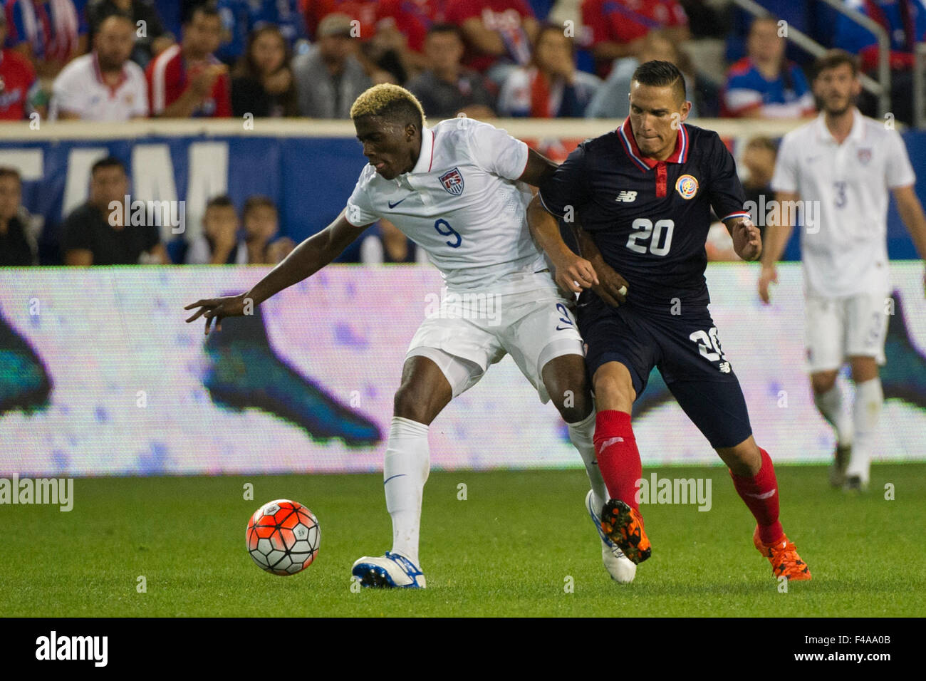 October 13, 2015: USA forward Gyasi Zardes (9) battles Costa Rica ...