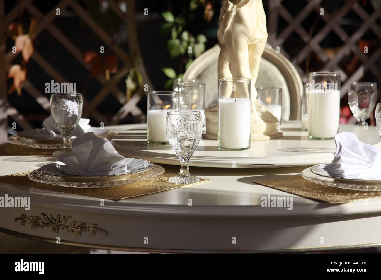 Restaurant table setting Stock Photo - Alamy