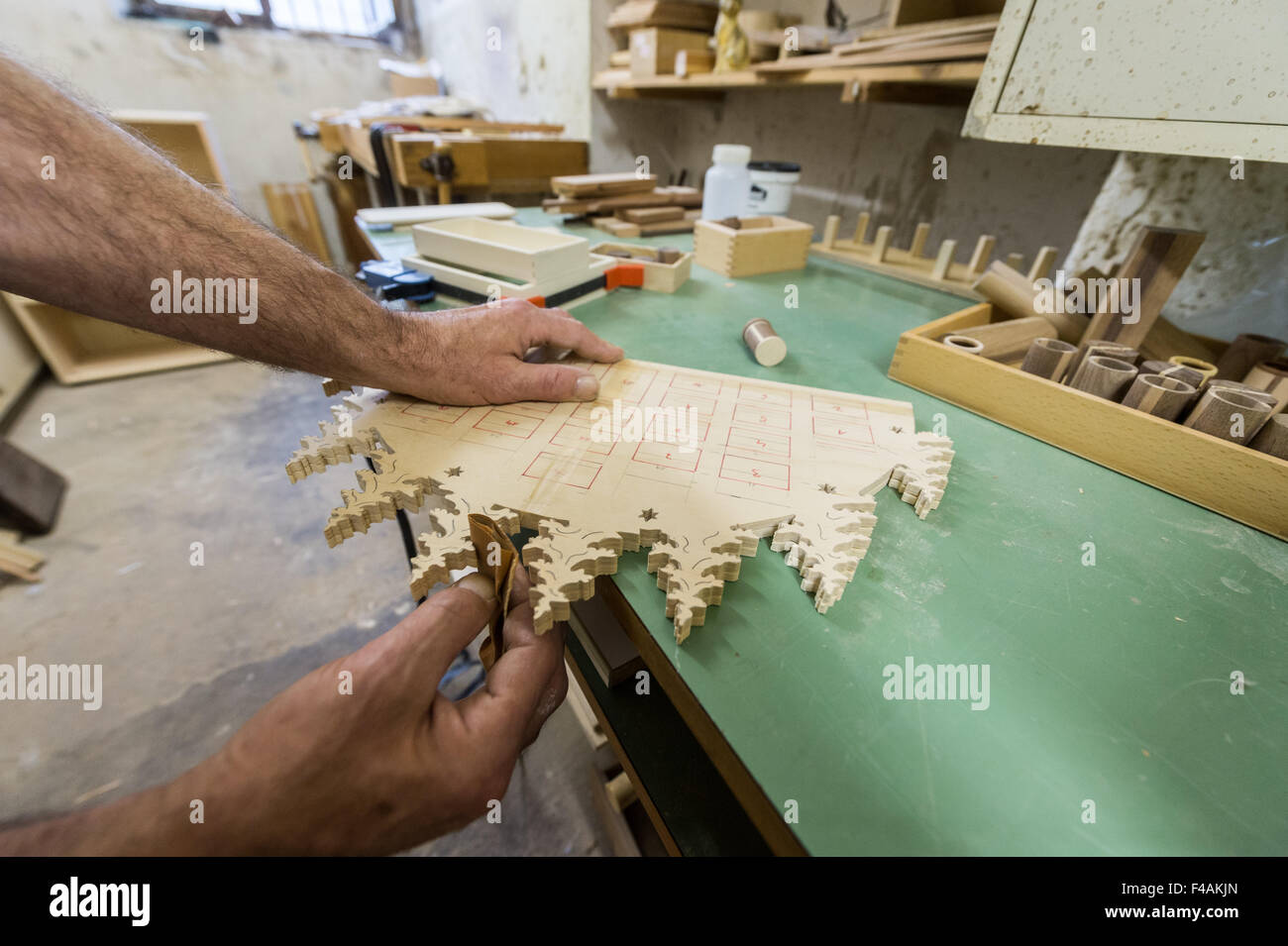 Straubing, Germany. 15th Oct, 2015. A prison inmate works the ...