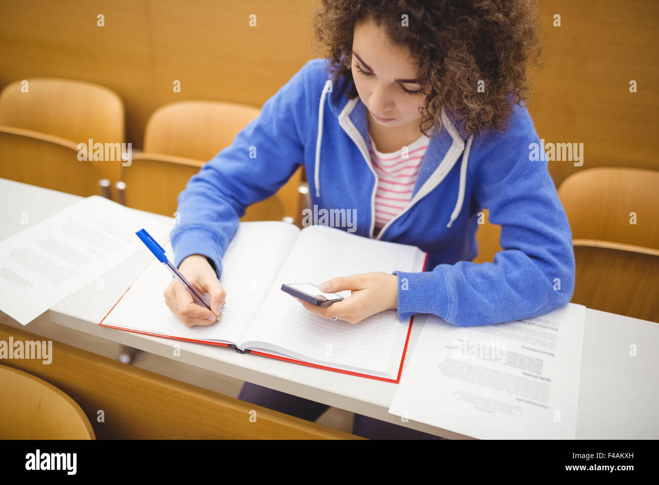 Student girl smartphone lecture hi-res stock photography and images - Alamy