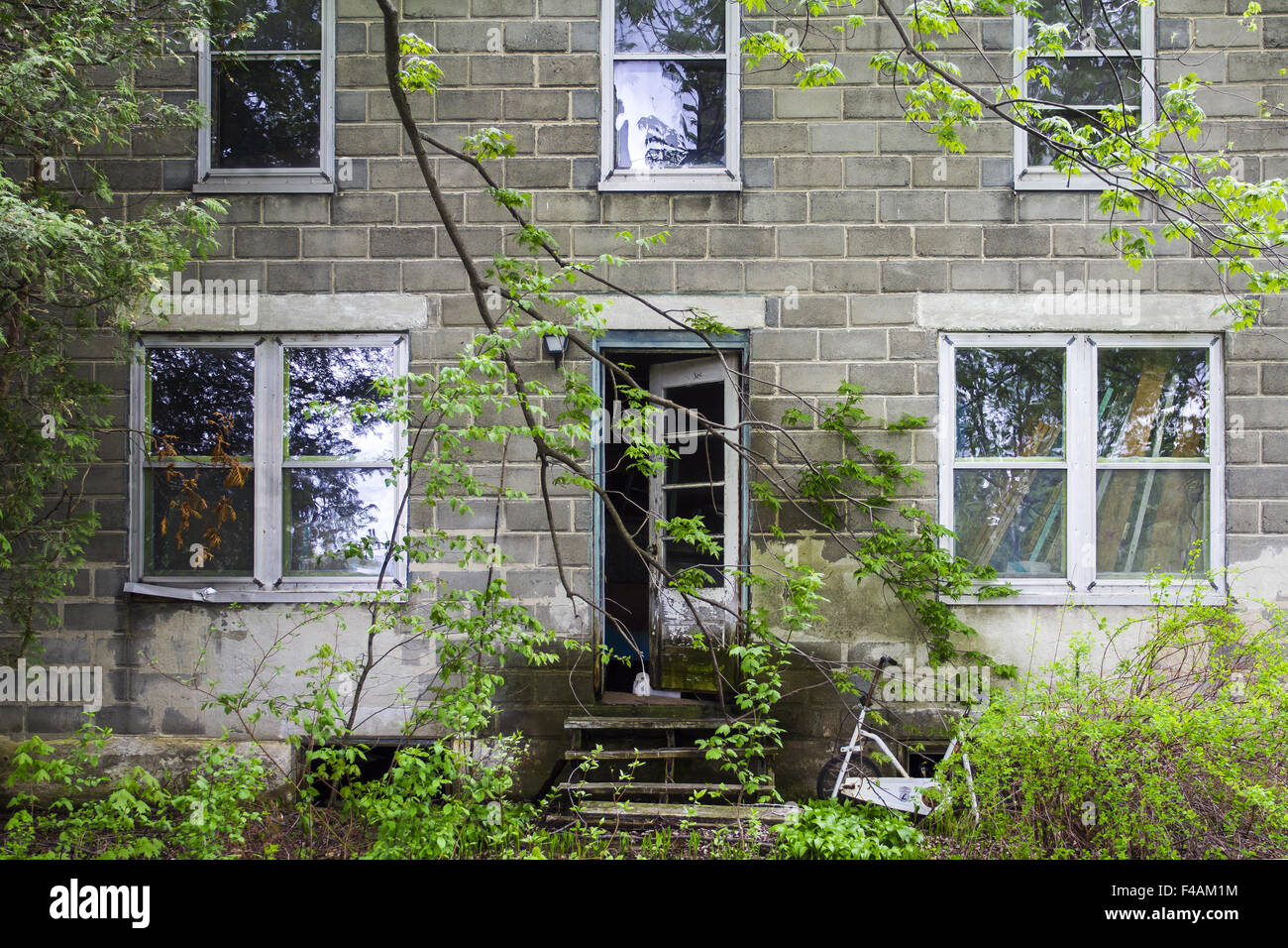 Creepy house hi-res stock photography and images - Alamy