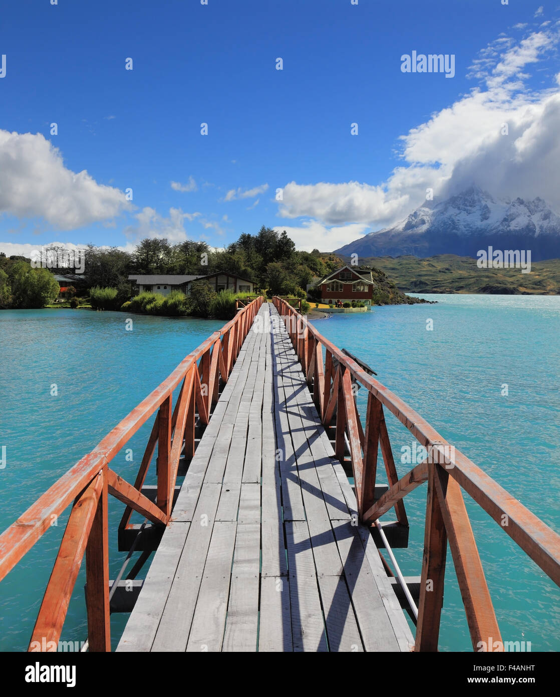 Island park walking bridge hi-res stock photography and images - Alamy