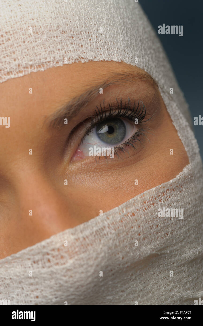 Head bandage hi-res stock photography and images - Alamy