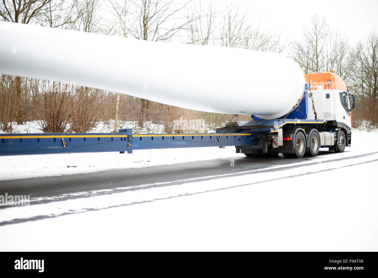 Heavy transport with wind turbine blade Stock Photo - Alamy